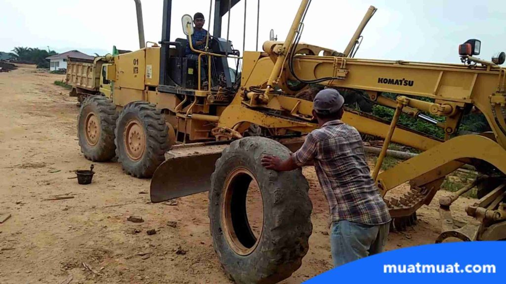 Ban Grader: Jenis dan 4 Fungsi Unik Ban Alat Berat - MuatMuat Blog