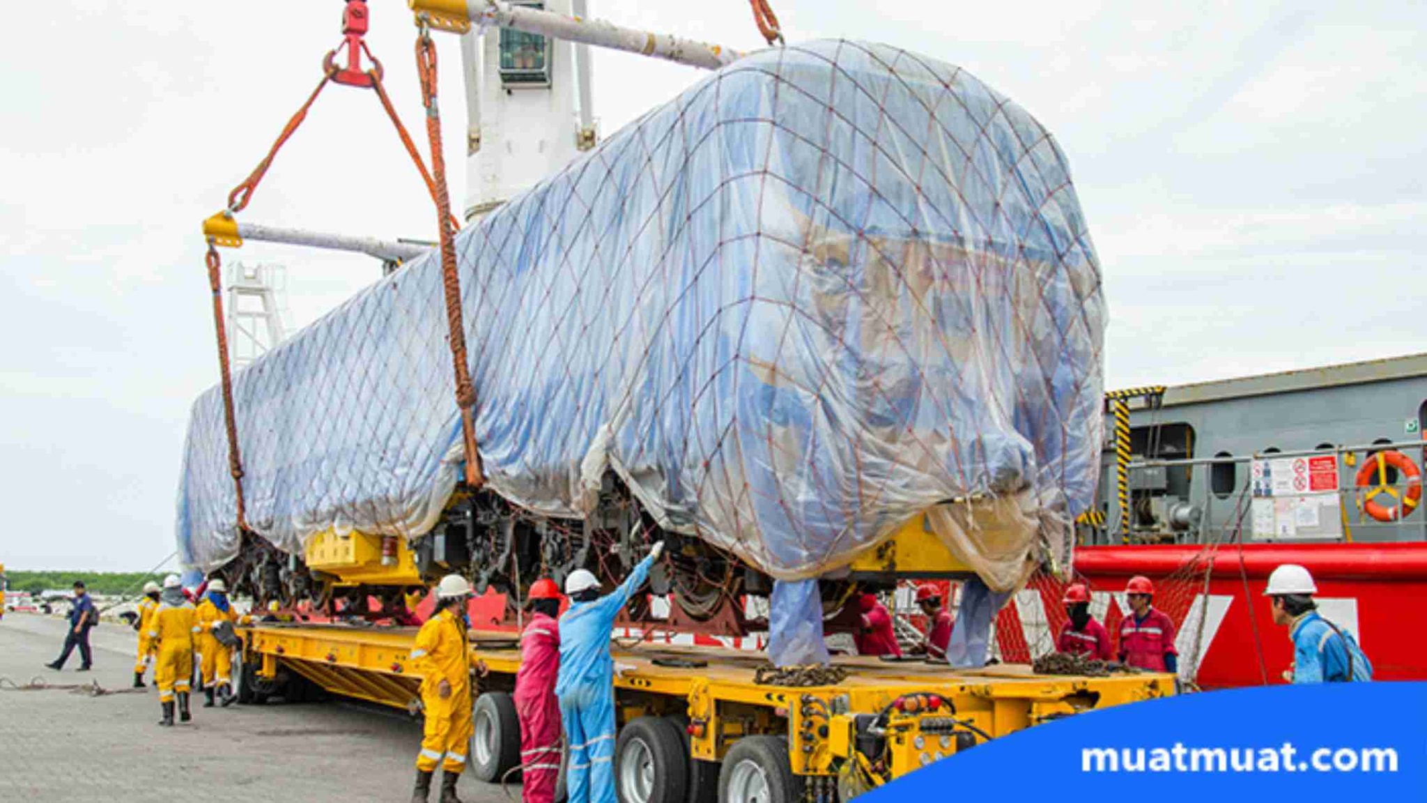 Apa Itu OOG Cargo? Panduan Lengkap untuk Pengiriman Barang Besar - MuatMuat Blog