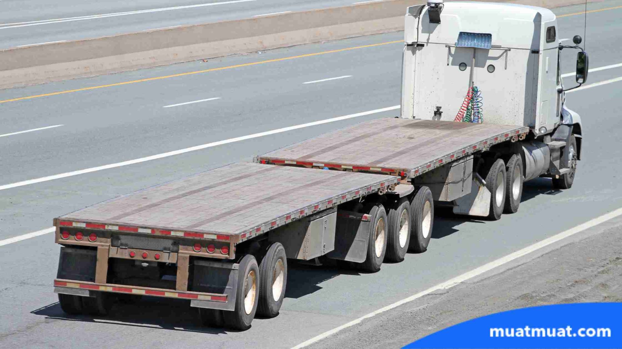 Apa Itu Truk Flatbed? Pengertian, Fungsi, dan Kegunaannya - MuatMuat Blog