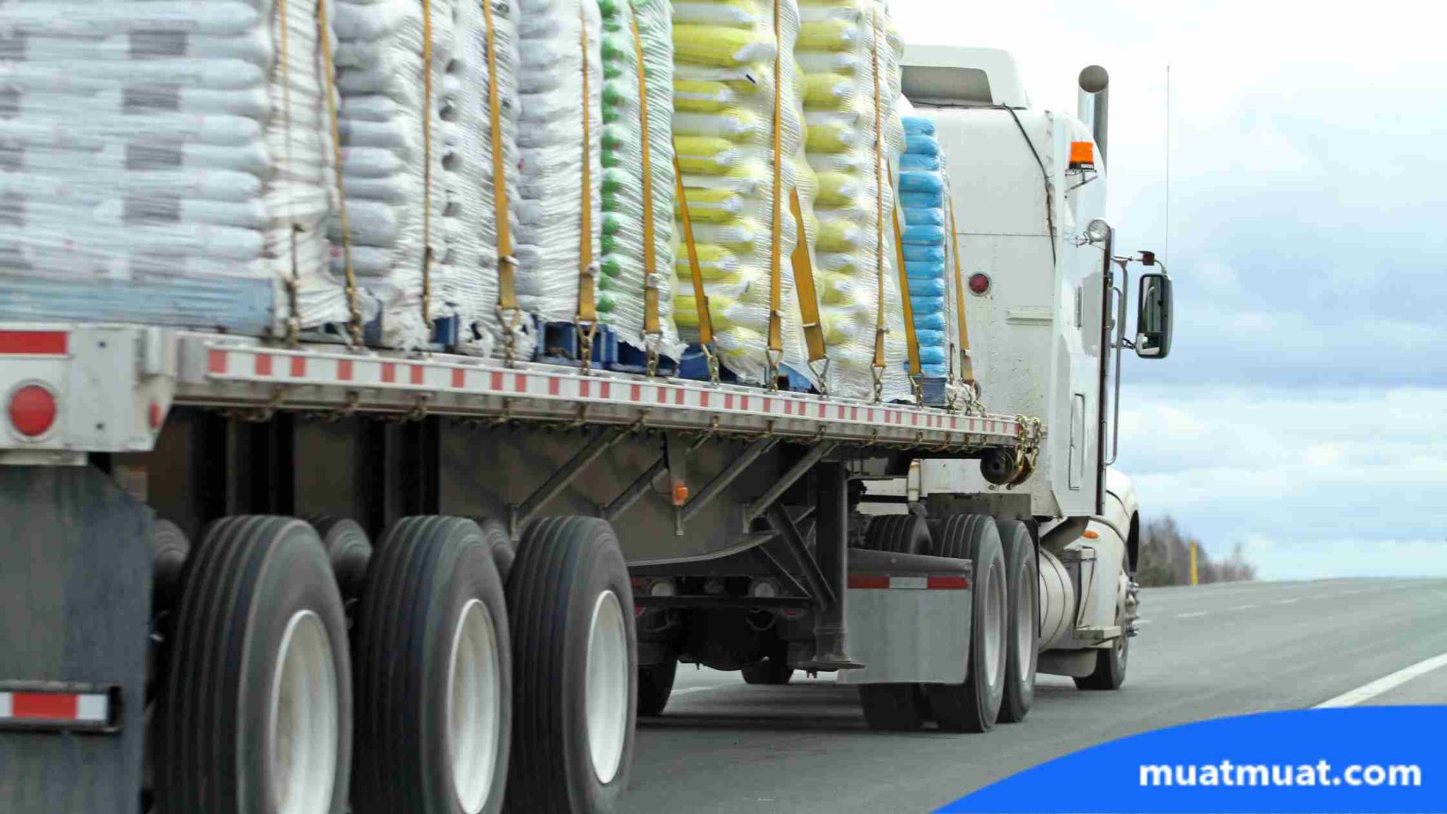 Apa Itu Truk Flatbed? Pengertian, Fungsi, dan Kegunaannya - MuatMuat Blog